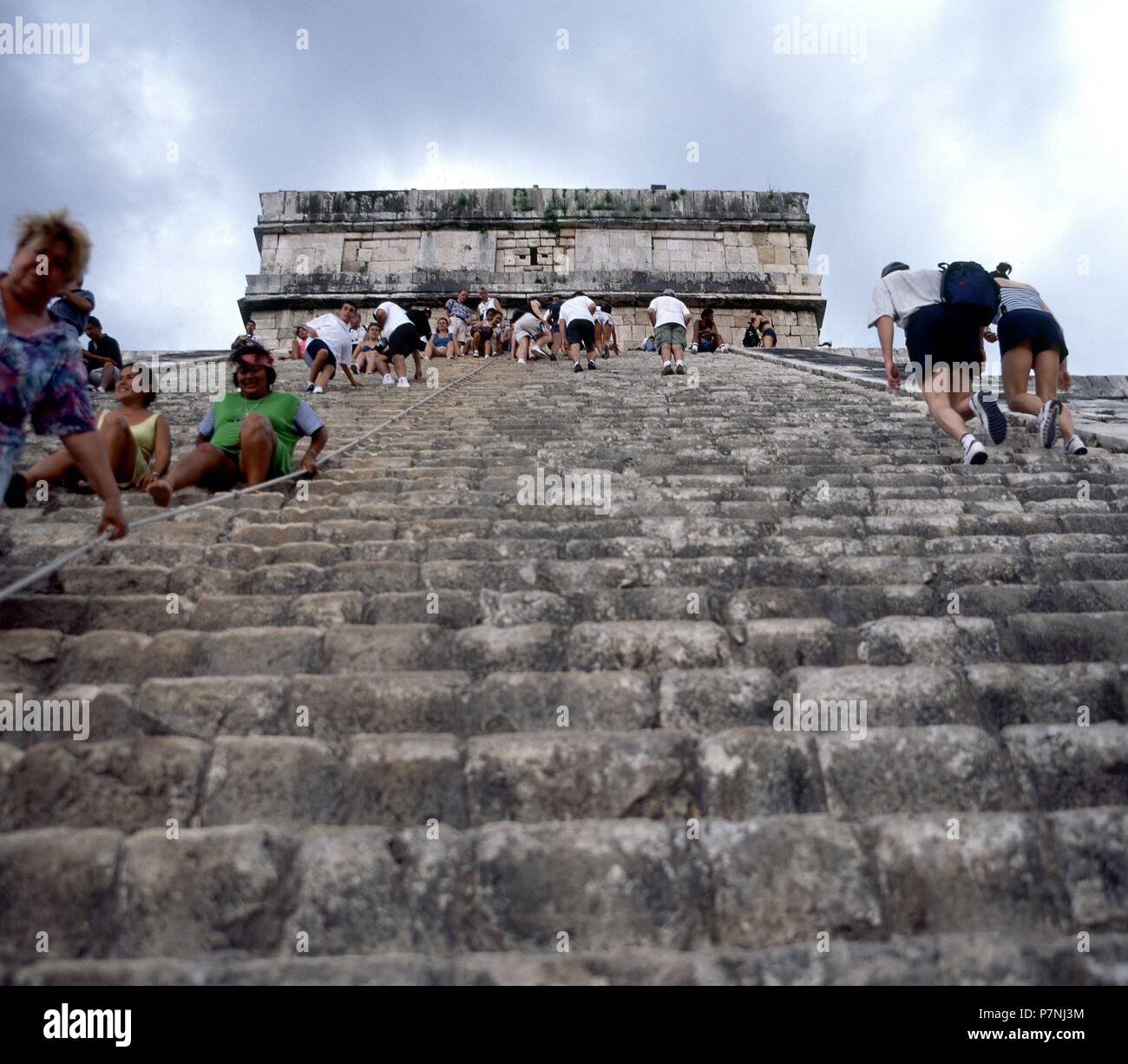 ESCALINATA DEL TEMPLO DE KUKULCAN O PIRAMIDE DE KUKULCAN CONOCIDO ...
