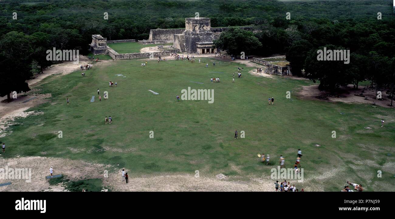 EDIFICIO DEL JUEGO DE PELOTA VISTO DESDE LA PIRAMIDE DE KUKULCAN ...