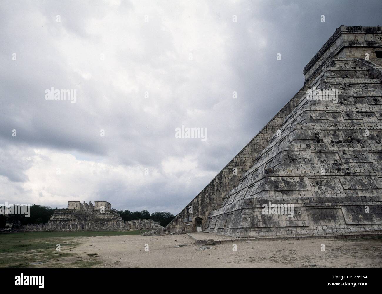 TEMPLO DE LOS GUERREROS JUNTO A LA PIRAMIDE DE KUKULCAN. Location ...