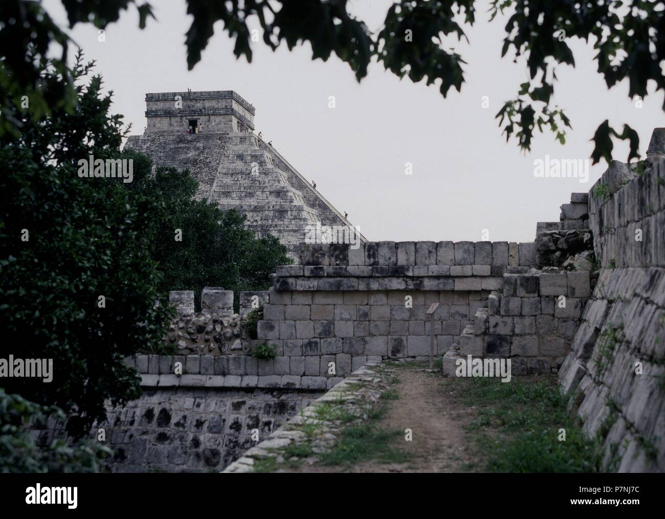 RUINAS DE CHICHEN ITZA CON LA PIRAMIDE DE KUKULCAN AL FONDO. Location ...