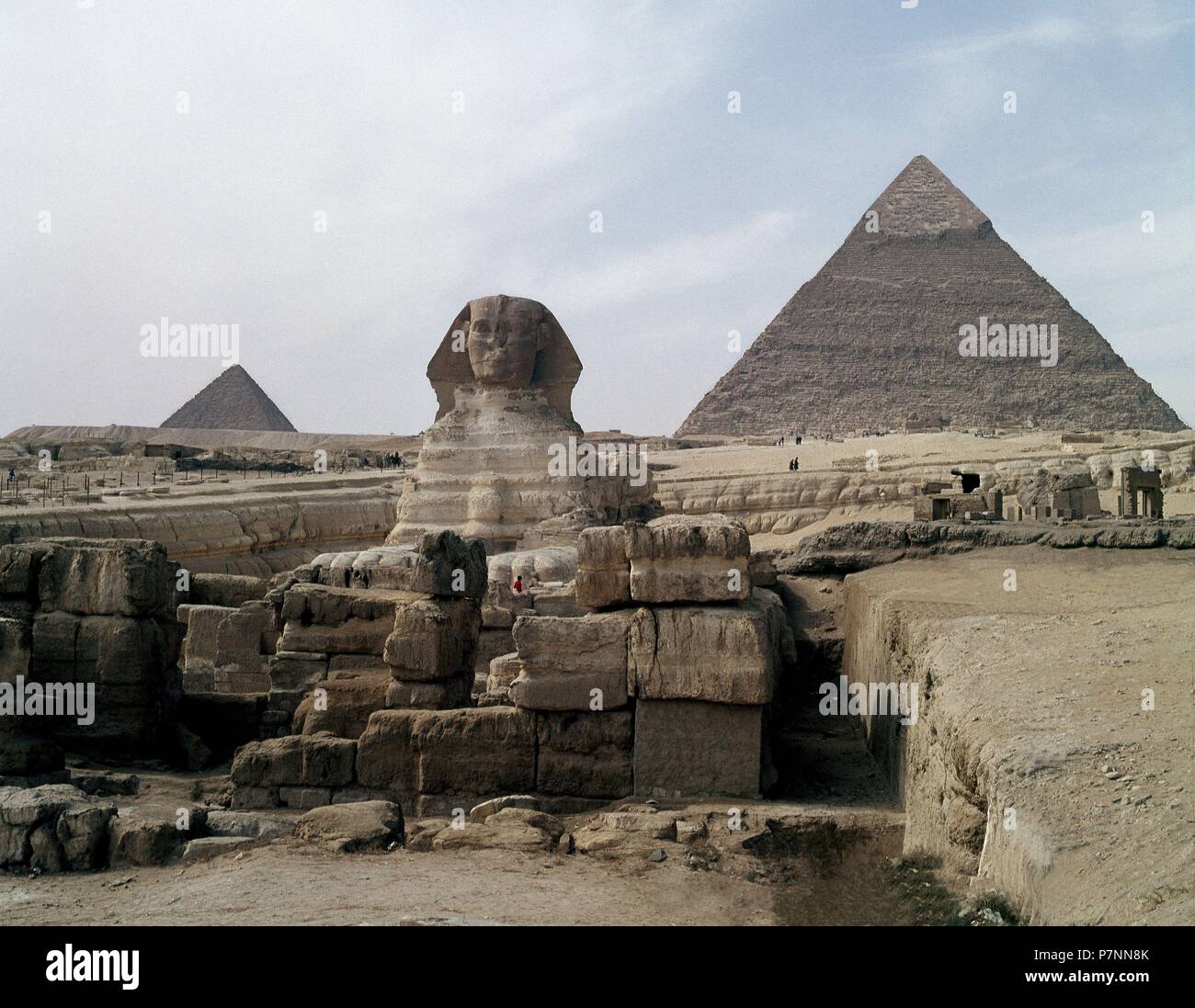 ESFINGE Y PIRAMIDES DE KEFREN Y MICERINOS. Location: EXTERIOR, GIZA ...