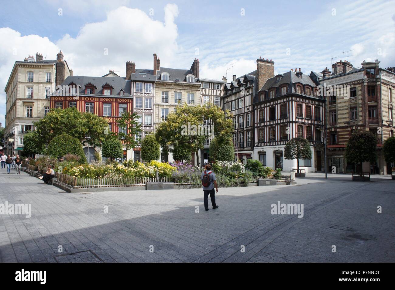 CALLES Y CASAS DE LA CIUDAD. ARQUITECTURA POPULAR. ROUEN, FRANCIA Stock ...