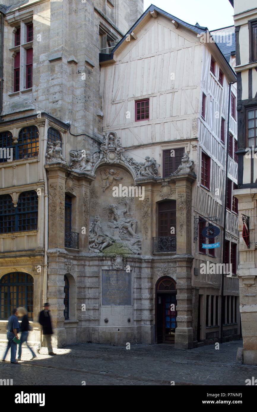 FUENTE MONUMENTO DEDICADO A LUDOVICO XV ROUEN, FRANCIA Stock Photo - Alamy