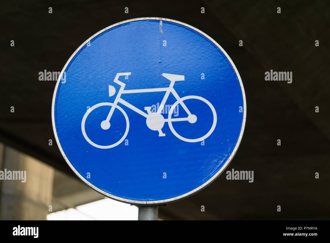 Round traffic sign hi-res stock photography and images - Alamy