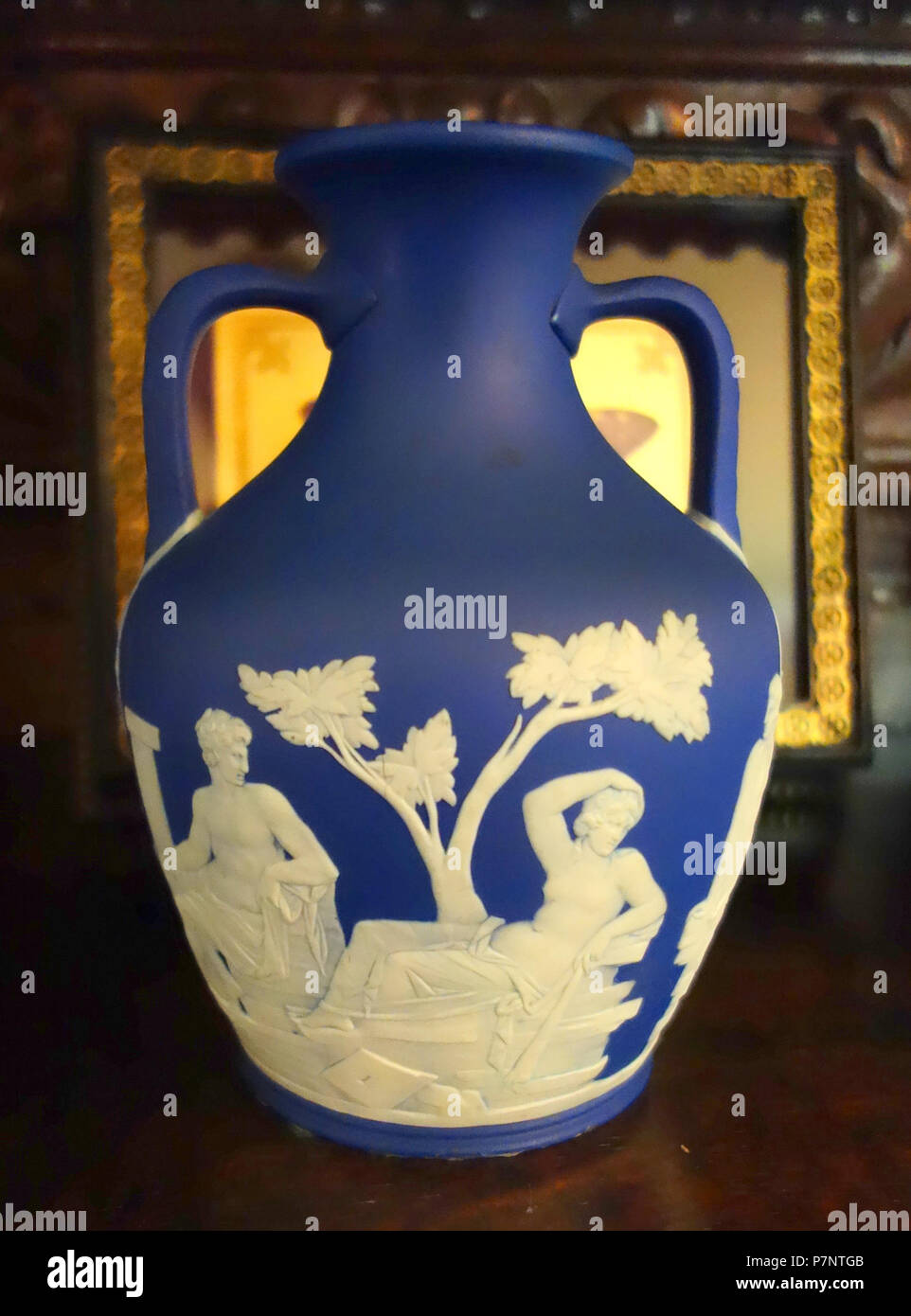 Portland vase hi-res stock photography and images - Alamy