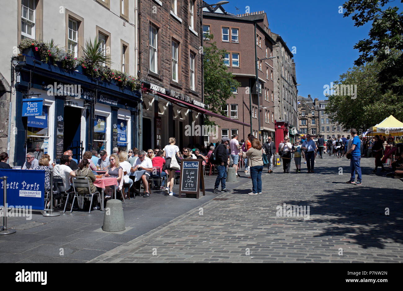Edinburgh cobbled streets hi-res stock photography and images - Alamy