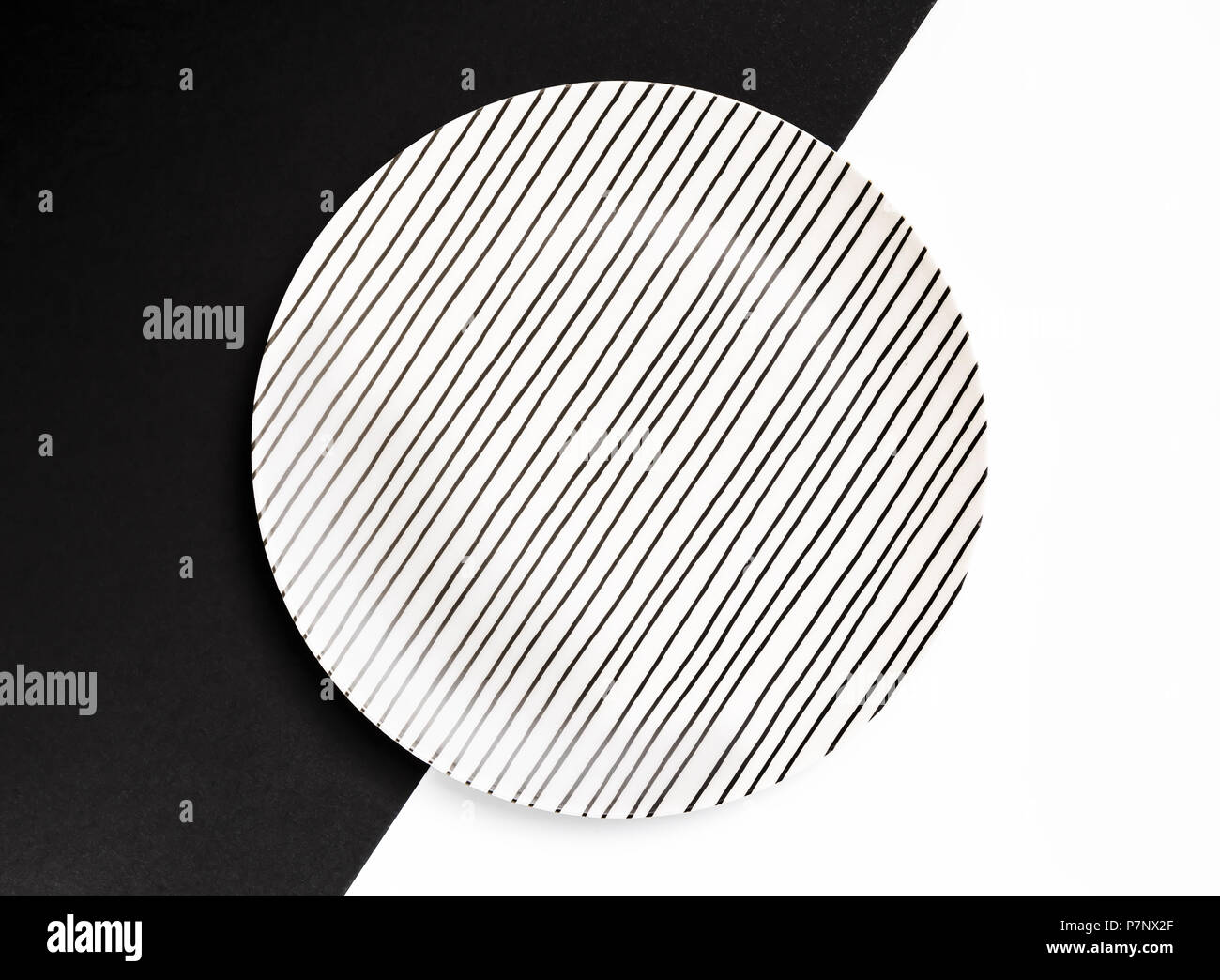 Diagonal lines black white hi-res stock photography and images - Alamy