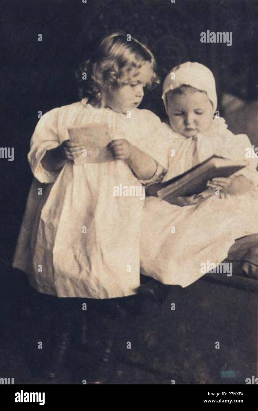 English: Children reading . 90 Children reading Stock Photo - Alamy
