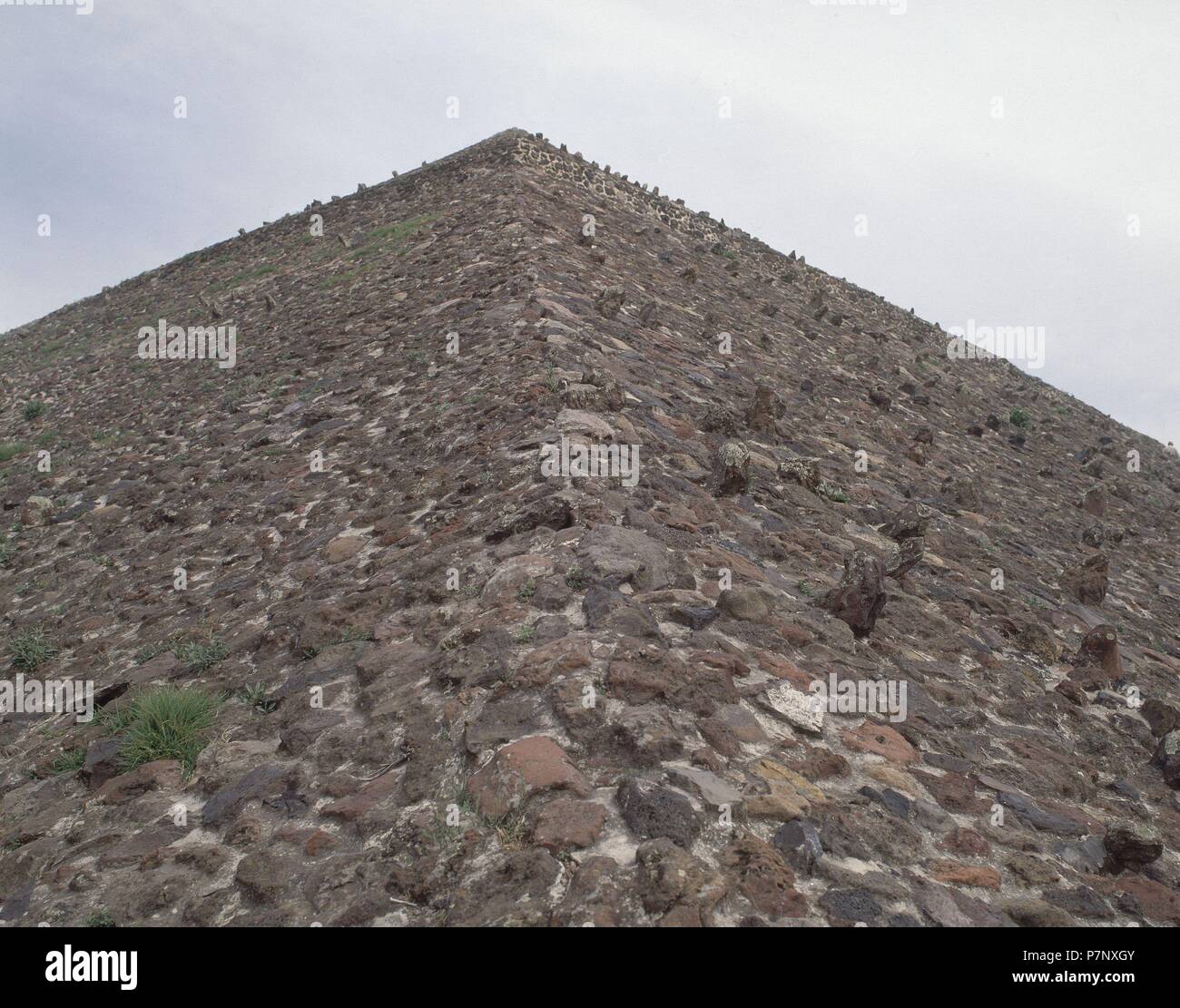 PIRAMIDE DEL SOL-ESQUINA HACIA LA CUSPIDE-AZTECA. Location: PIRAMIDE ...