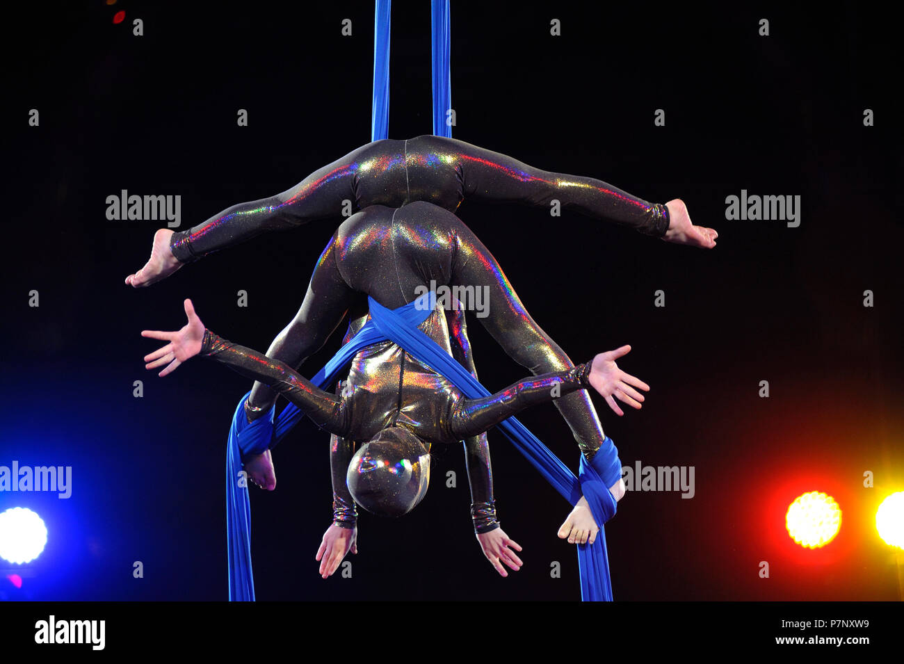 Trapeze acrobats circus hi-res stock photography and images - Alamy