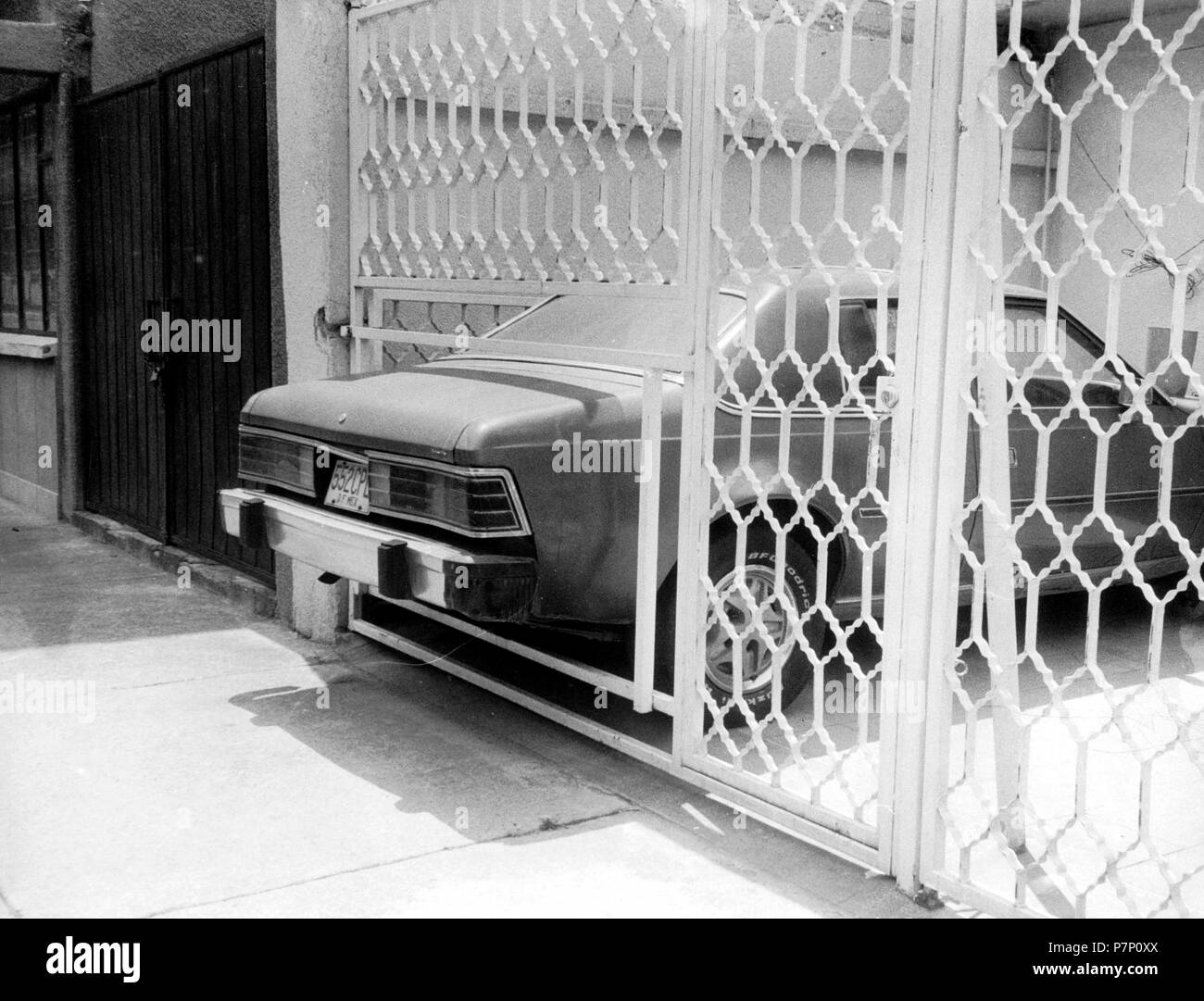 Car sticks out through fence, too small parking lot, Mexico City ...
