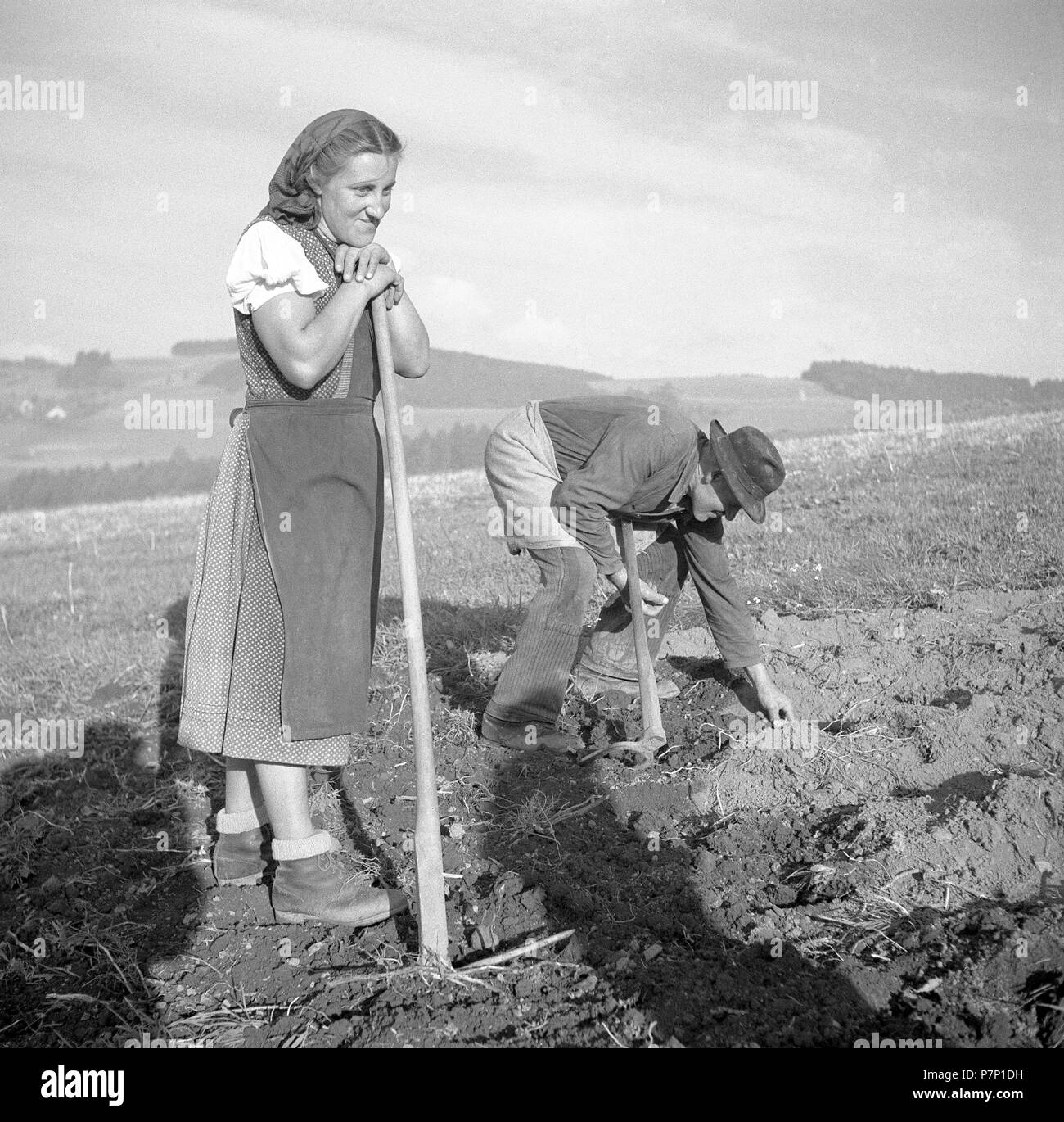 40s man and woman farmers hi-res stock photography and images - Alamy