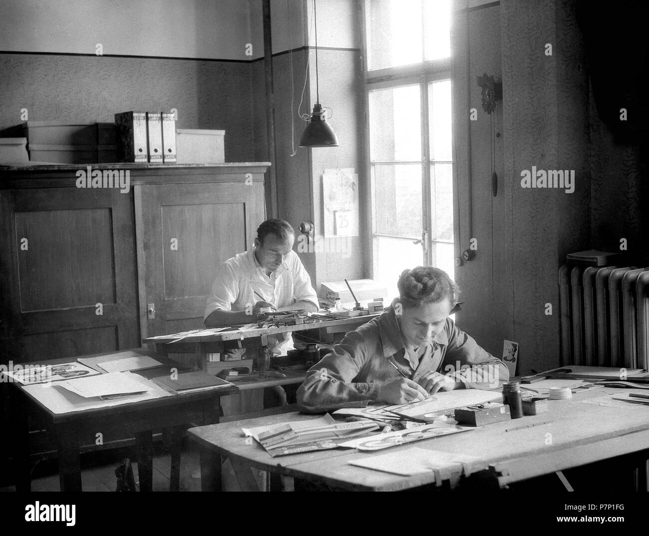 Office work around 1950 hi-res stock photography and images - Alamy