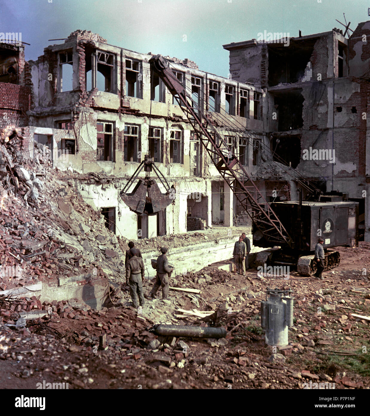 Destroyed buildings 1945 hi-res stock photography and images - Alamy