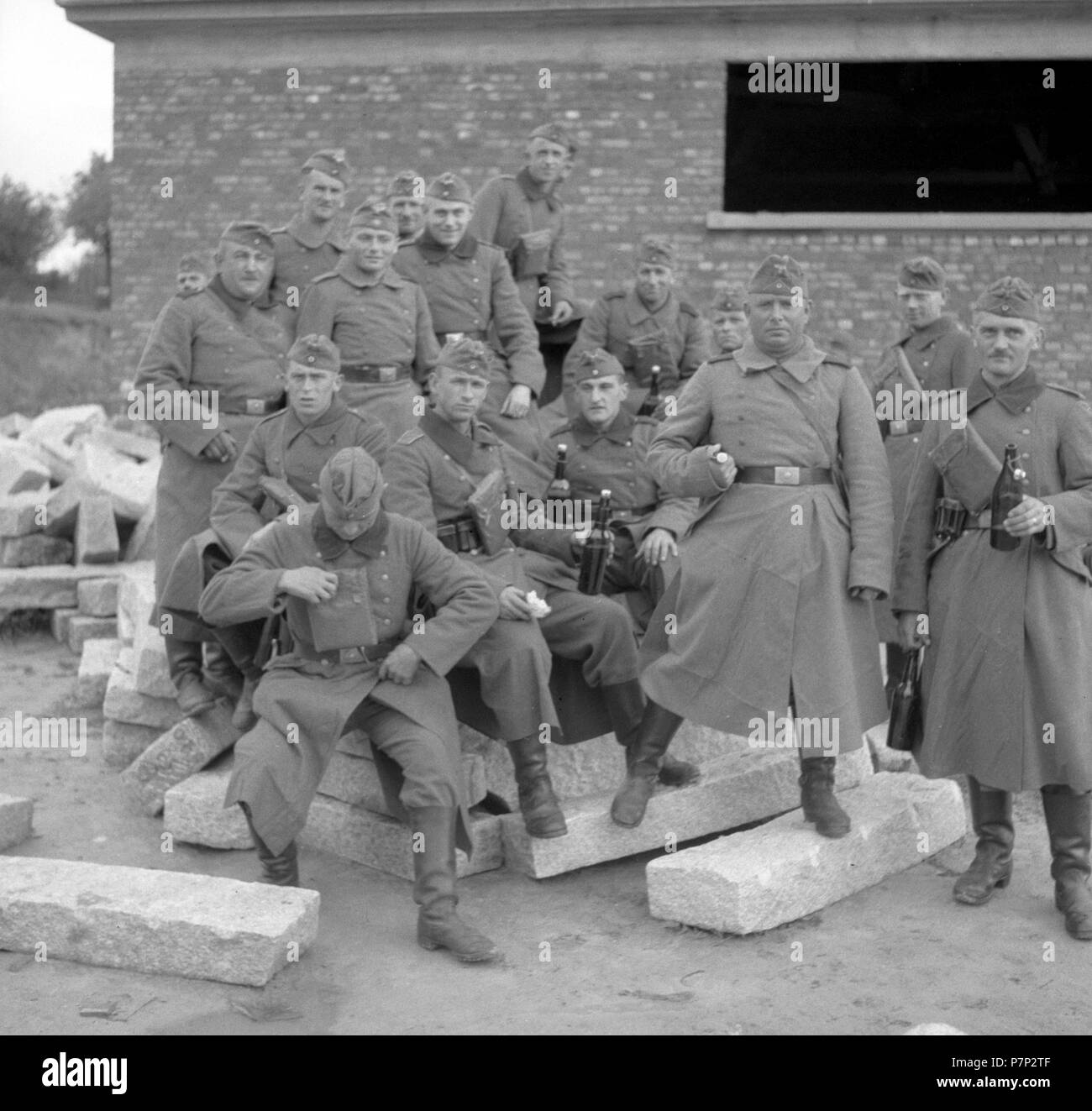 Vintage group of soldiers photo hi-res stock photography and images - Alamy