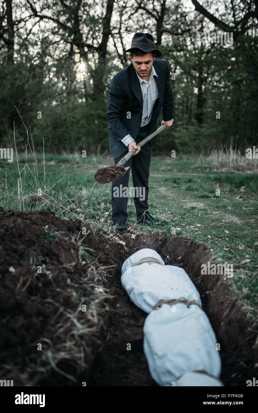 Digging A Grave Stock Photos & Digging A Grave Stock Images - Alamy