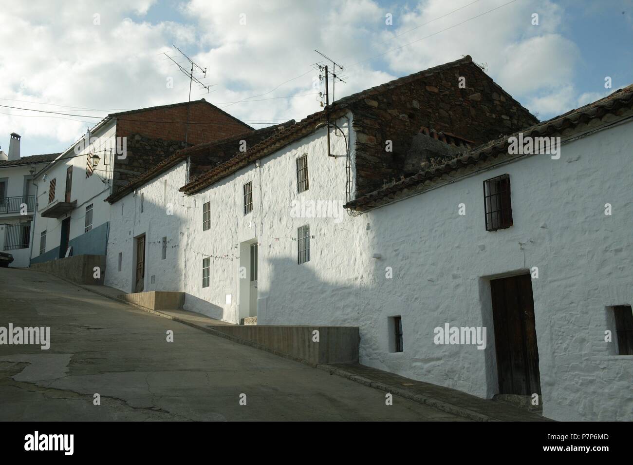 CASAS DEL PUEBLO. AZUEL, CORDOBA, ESPAÑA Stock Photo - Alamy