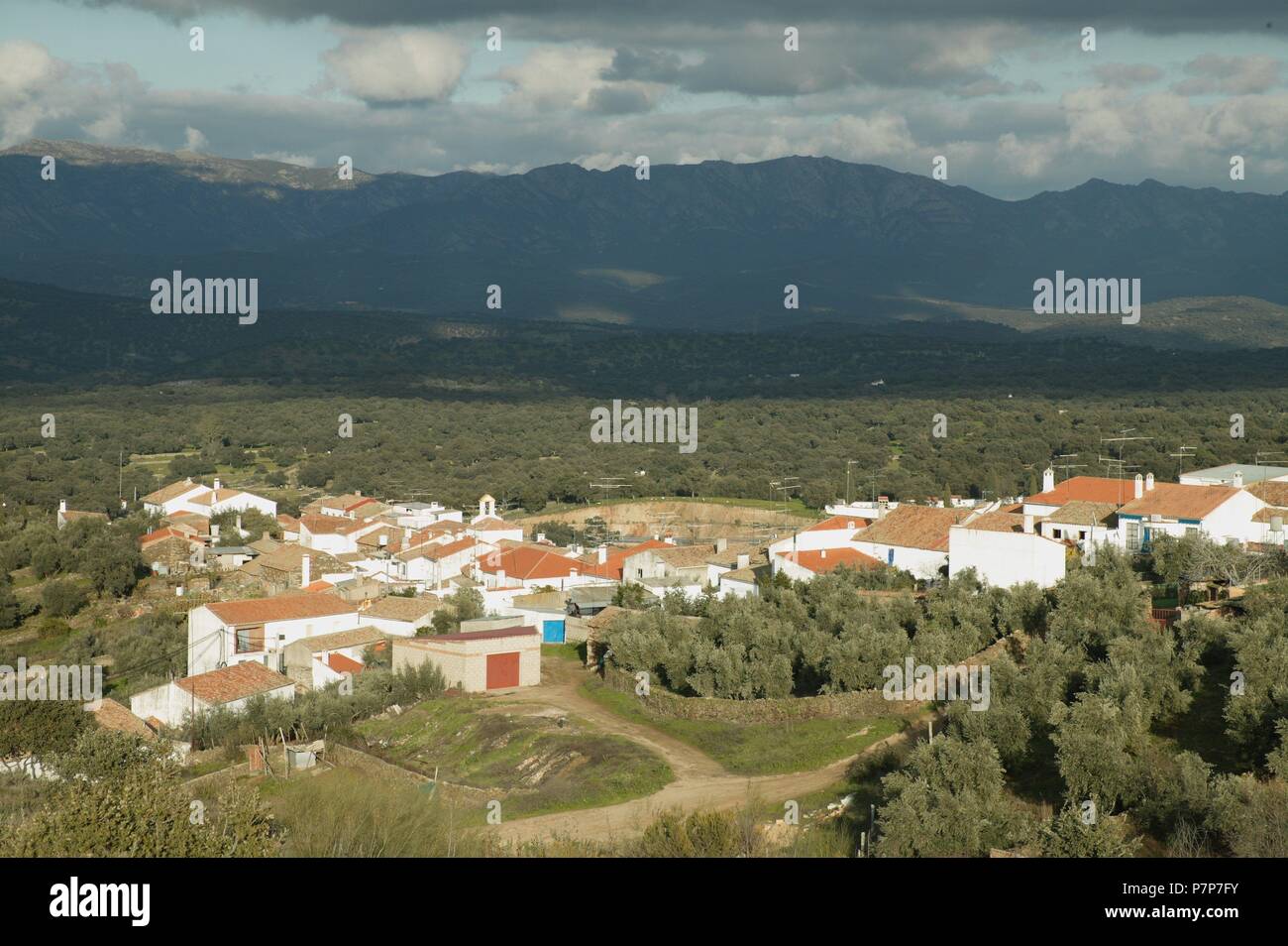 VISTAS DEL PUEBLO Y EL MONTE. AZUEL, CORDOBA, ESPAÑA Stock Photo - Alamy