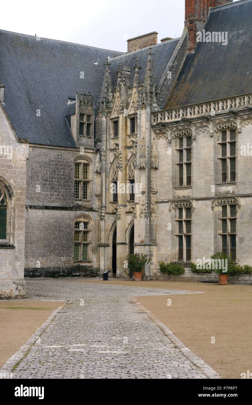 CASTILLO PALACIO O CHÂTEAU DE CHÂTEAUDUN , FRANCIA Stock Photo - Alamy
