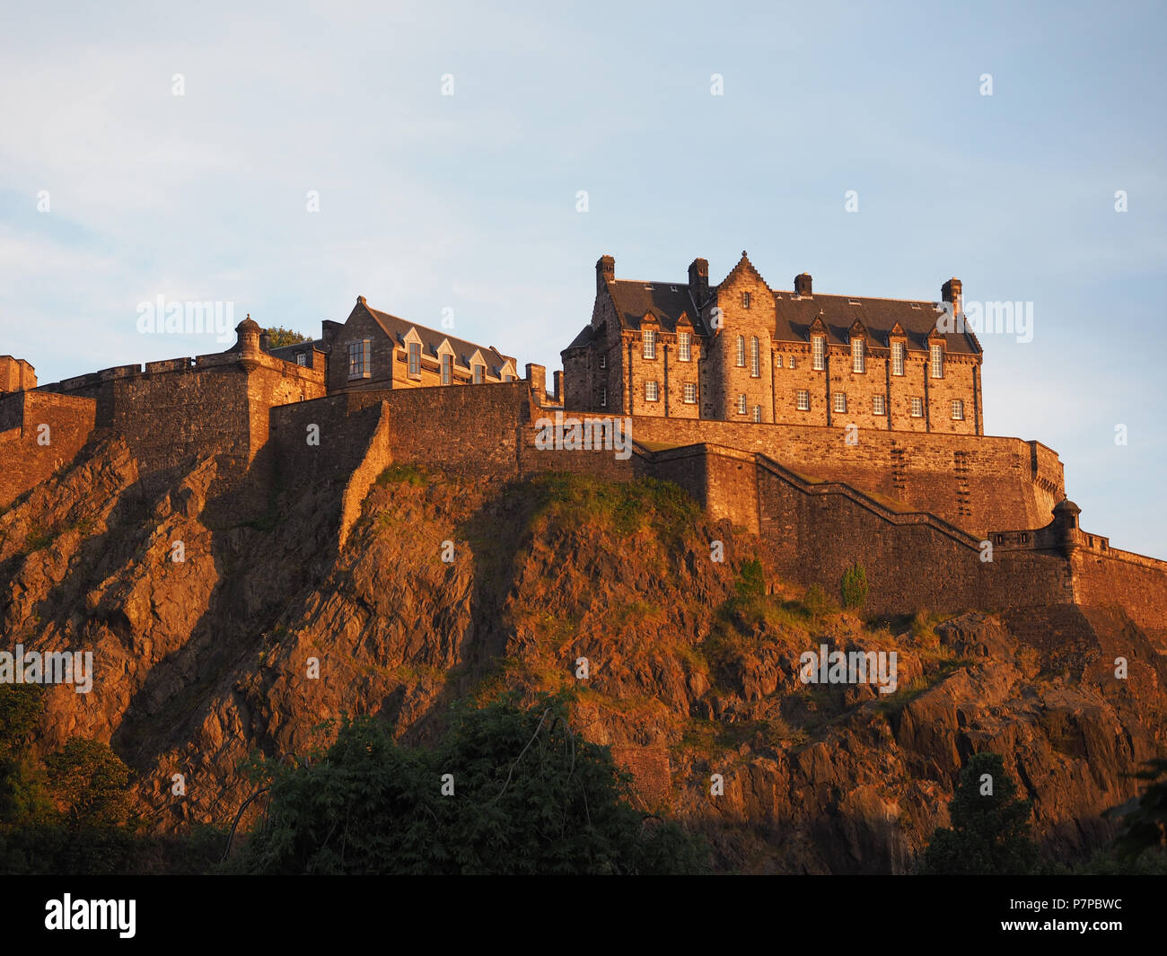 Edinburgh castle on the Castle Rock at sunset Stock Photo - Alamy