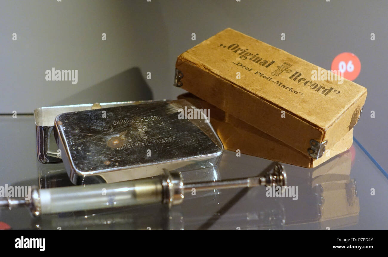 Wwi era medical instruments hi-res stock photography and images - Alamy