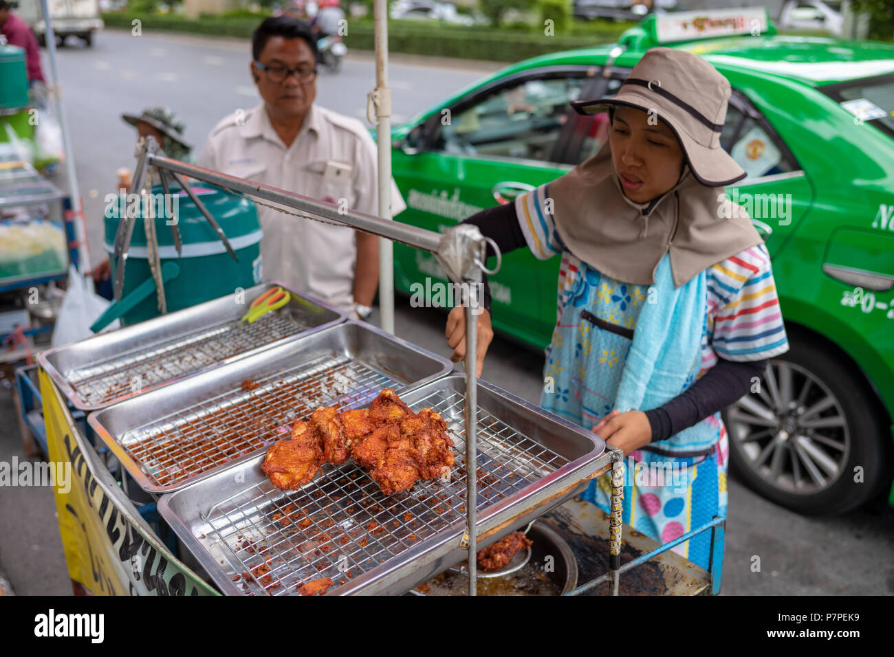 Hawker in Bangkok selling fried chicken Stock Photo - Alamy