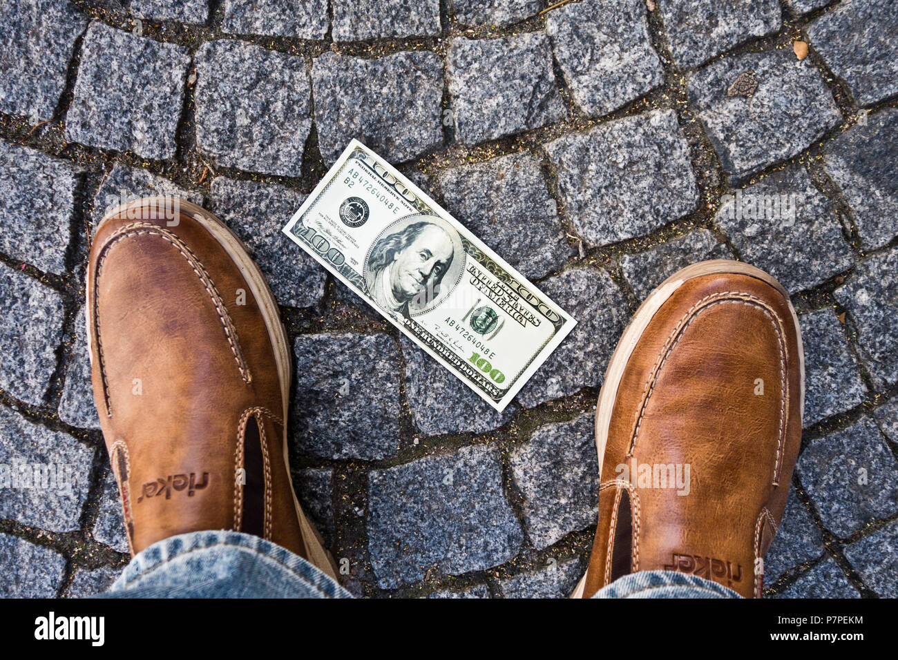 Finding money on ground hi-res stock photography and images - Alamy