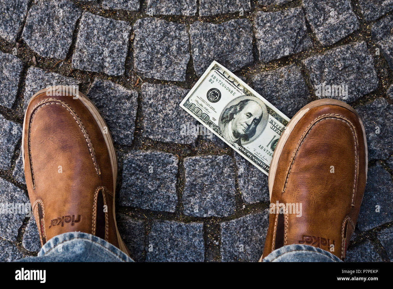 Finding money on ground hi-res stock photography and images - Alamy