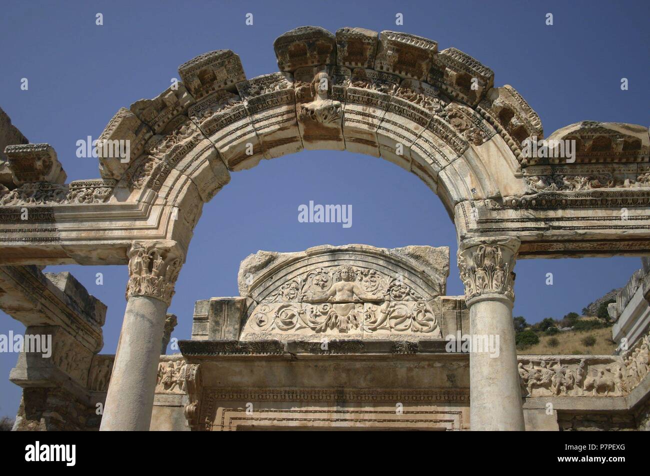 TEMPLO DE ADRIANO DE ORDEN CORINTIO SIGLO II. Location: EXTERIOR ...