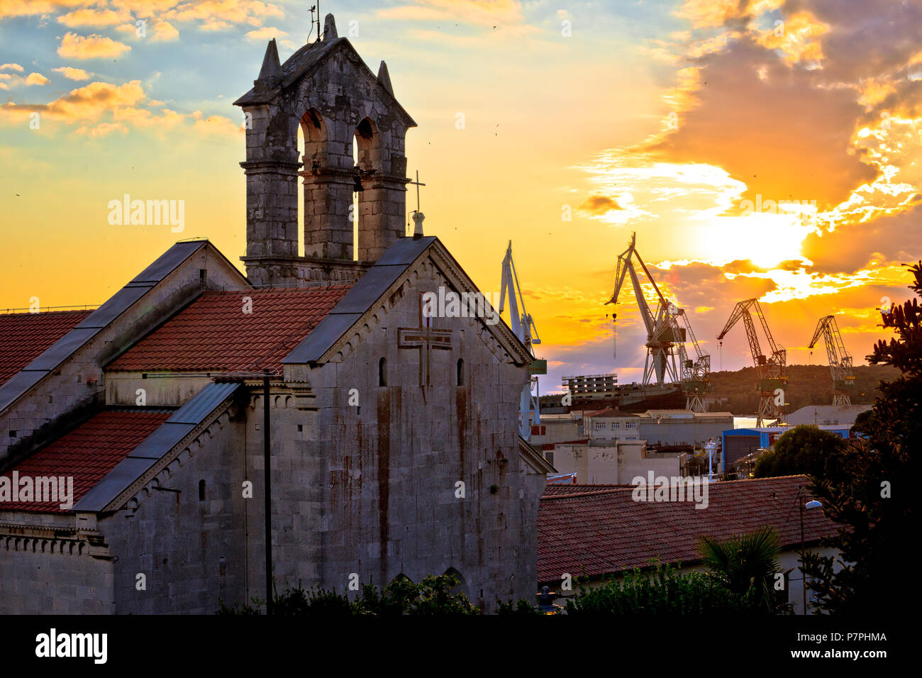 Ancient roman building crane hi-res stock photography and images - Alamy