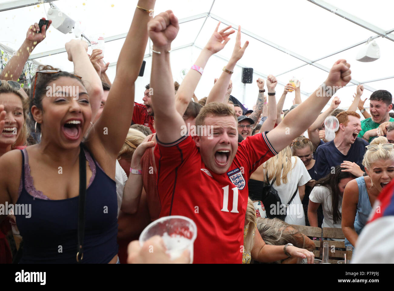Rose and crown pub london hi-res stock photography and images - Alamy
