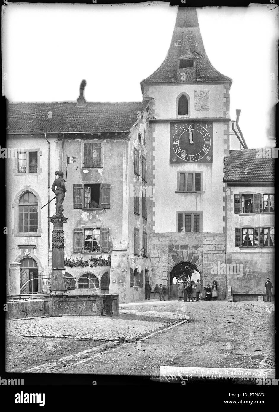 Le Landeron, Tour de l'Horloge, vue partielle; Vue de la tour de l ...