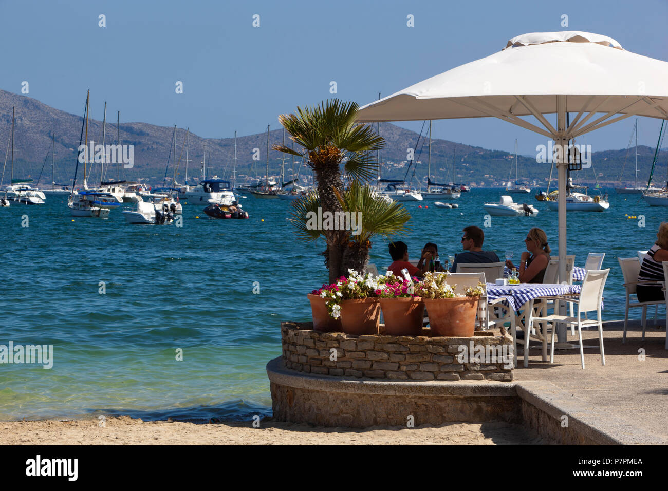 Waterfront cafe scene hi-res stock photography and images - Alamy