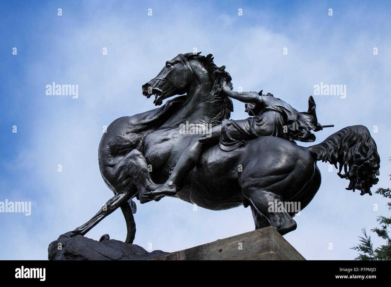 Galloping statue hi-res stock photography and images - Alamy