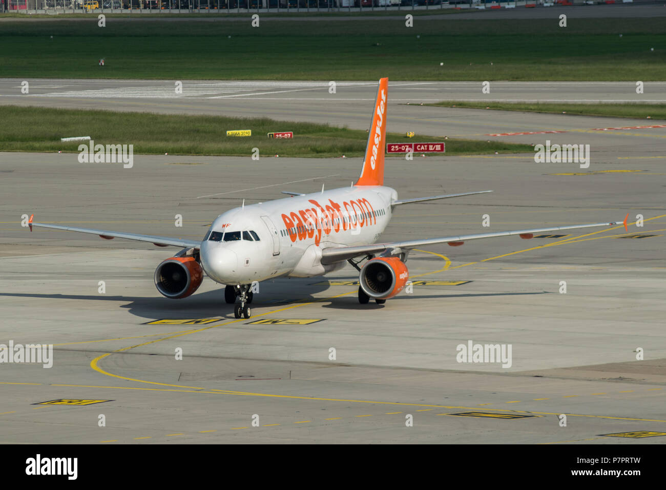 Easyjet airbus parking hi-res stock photography and images - Alamy