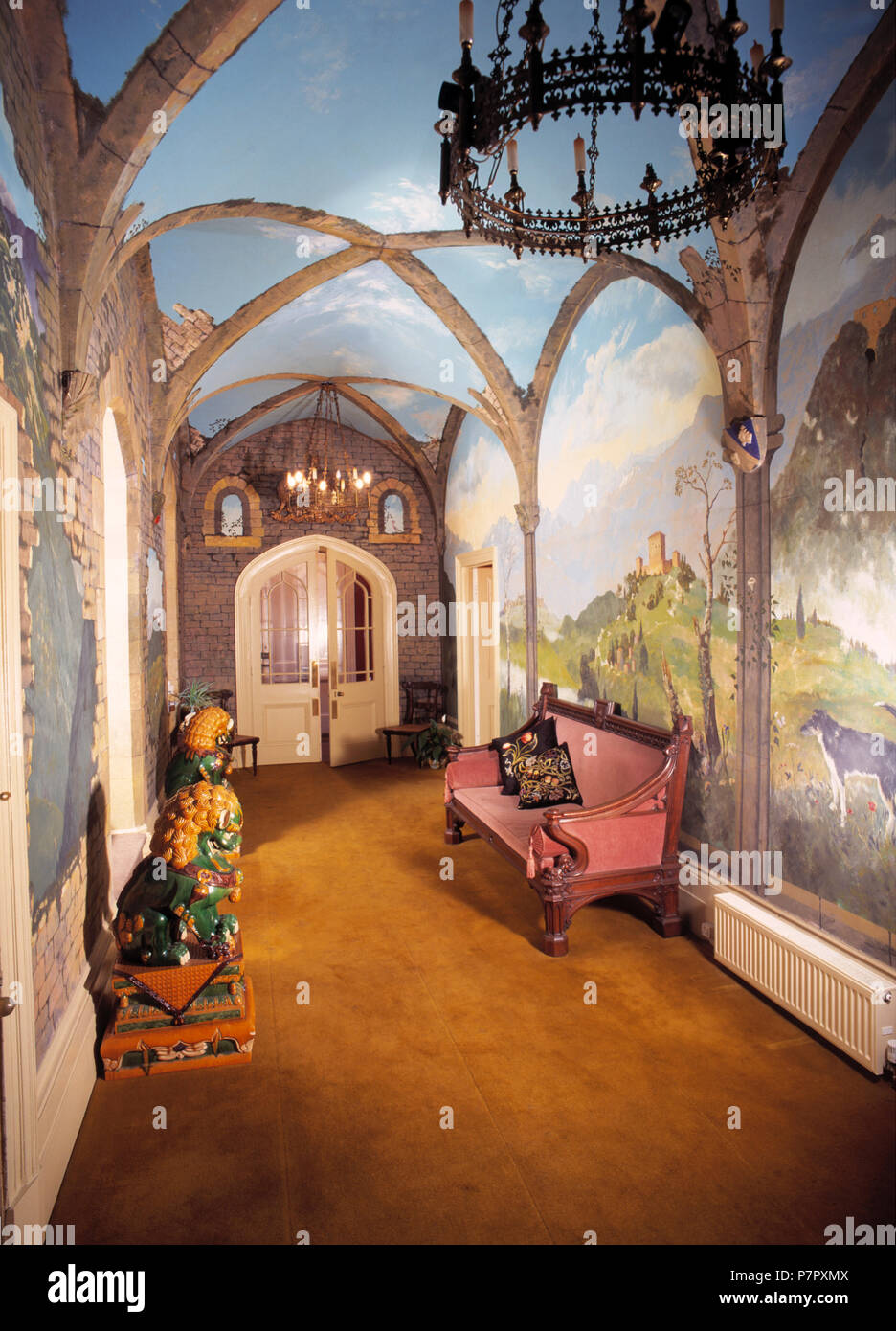 Victorian style mural hi-res stock photography and images - Alamy