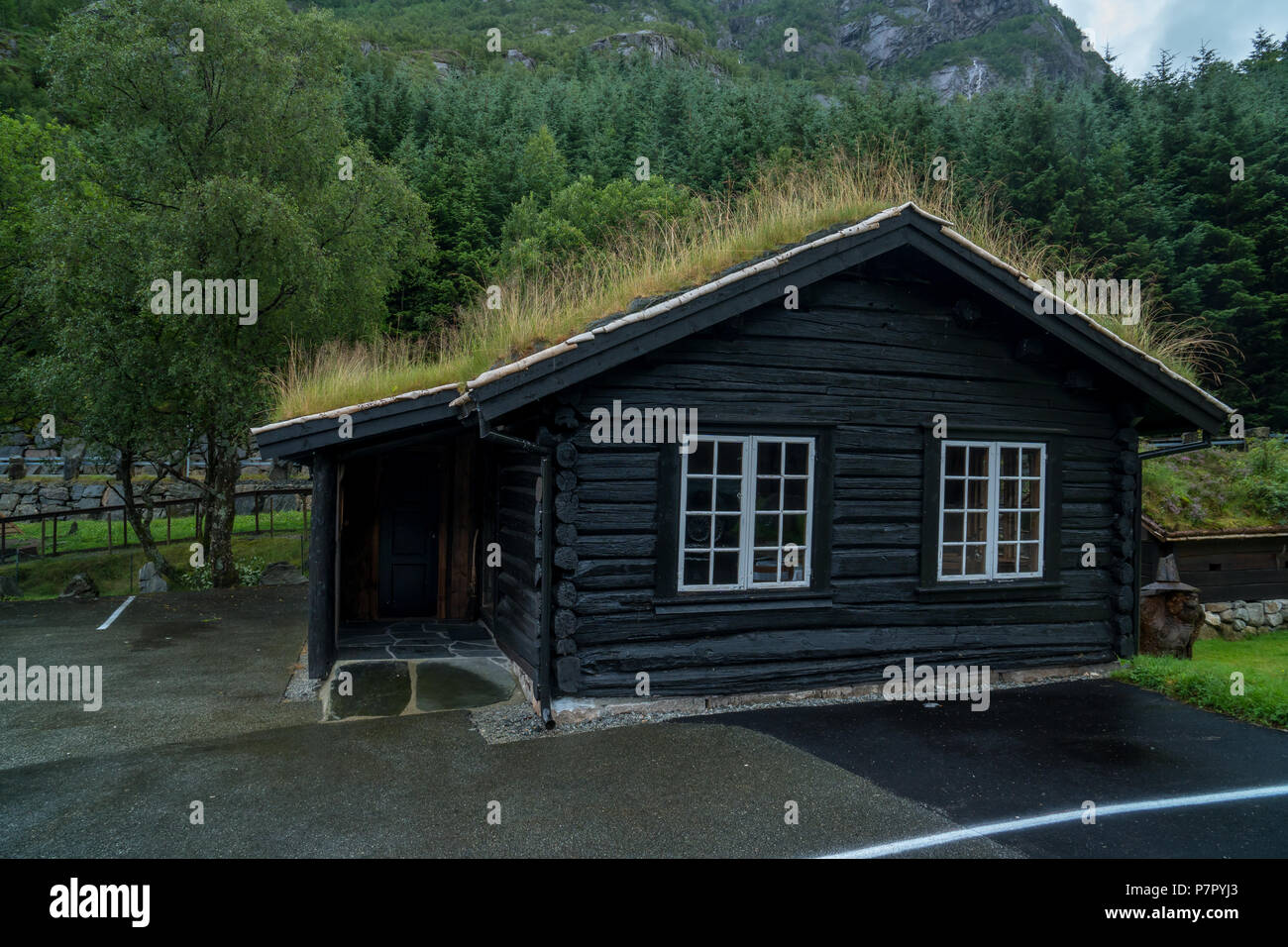 Traditional norwegian farmhouse hi-res stock photography and images - Alamy