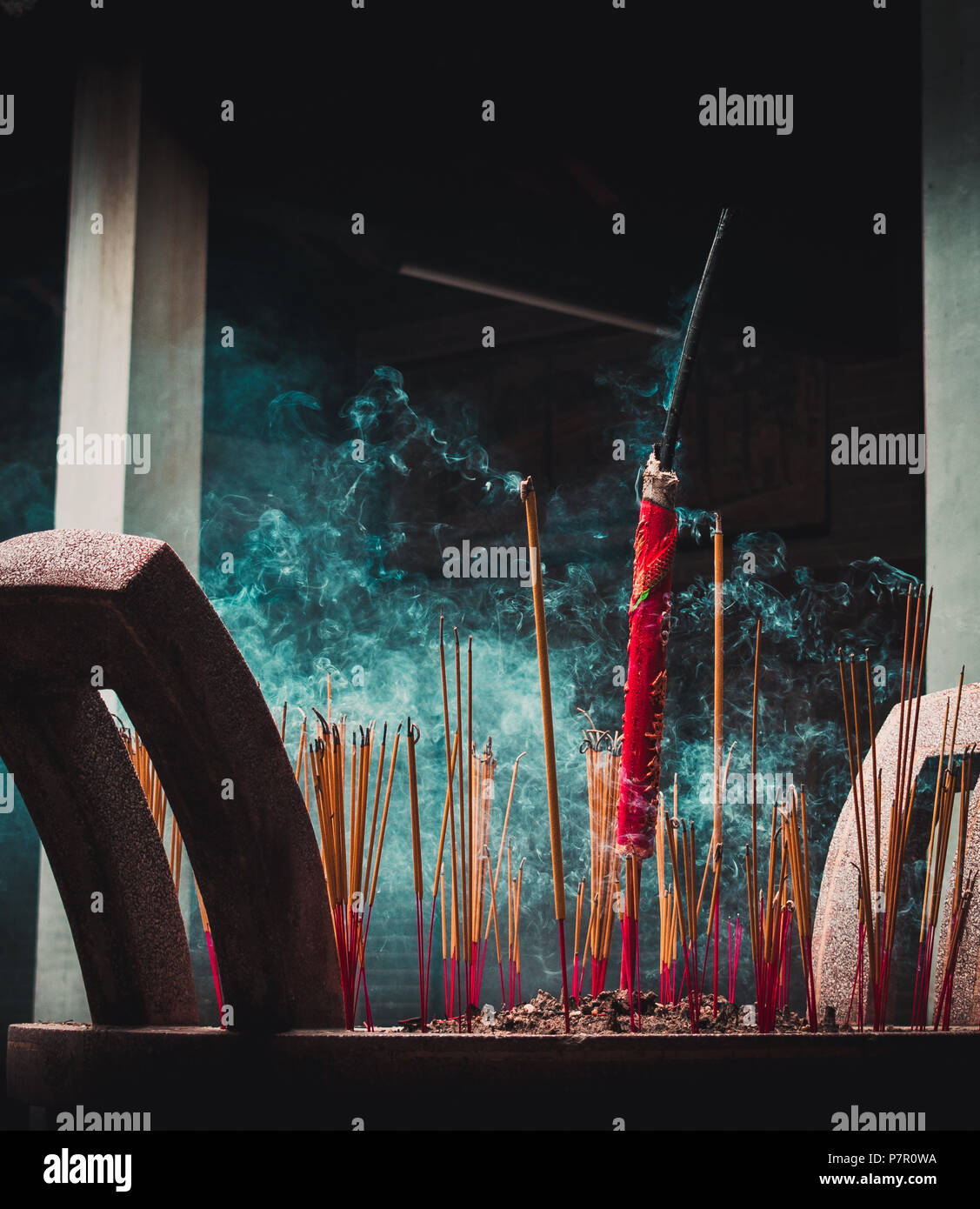 Candles in a chinese temple hi-res stock photography and images - Alamy