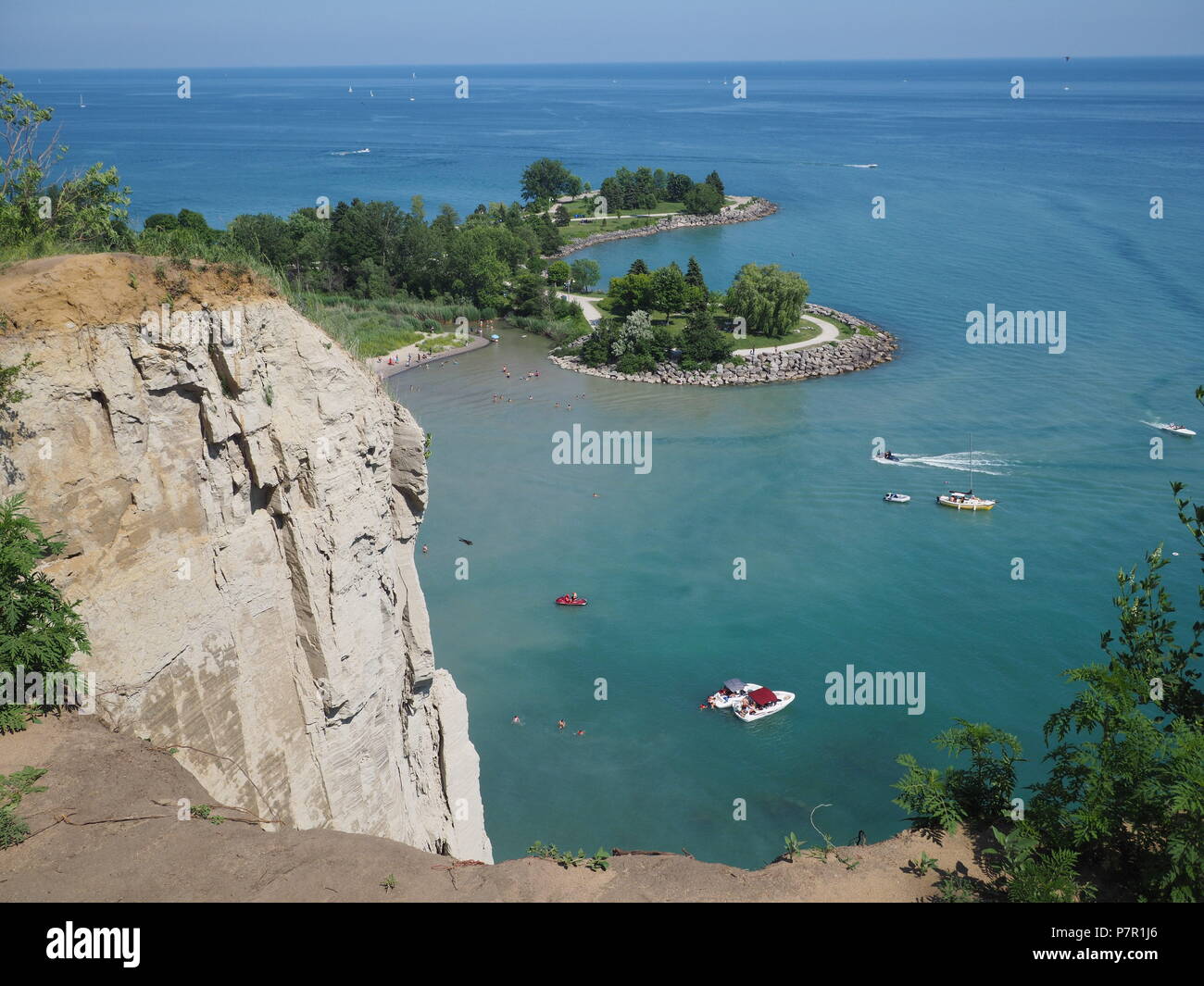 Toronto, view from edge of the cliff at Scarborough Bluffs to park and ...