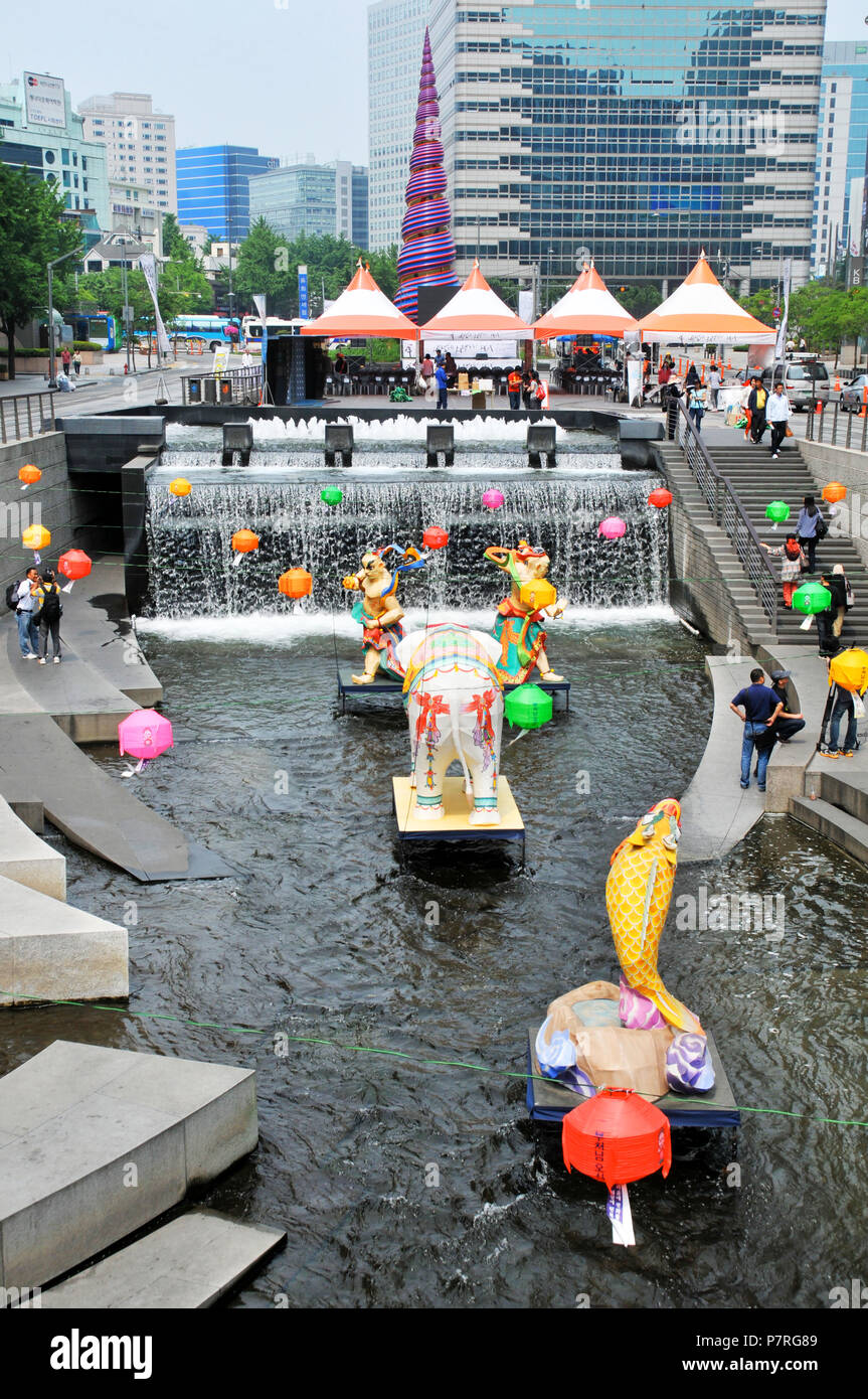 Cheonggyecheon river promenade seoul hi-res stock photography and ...