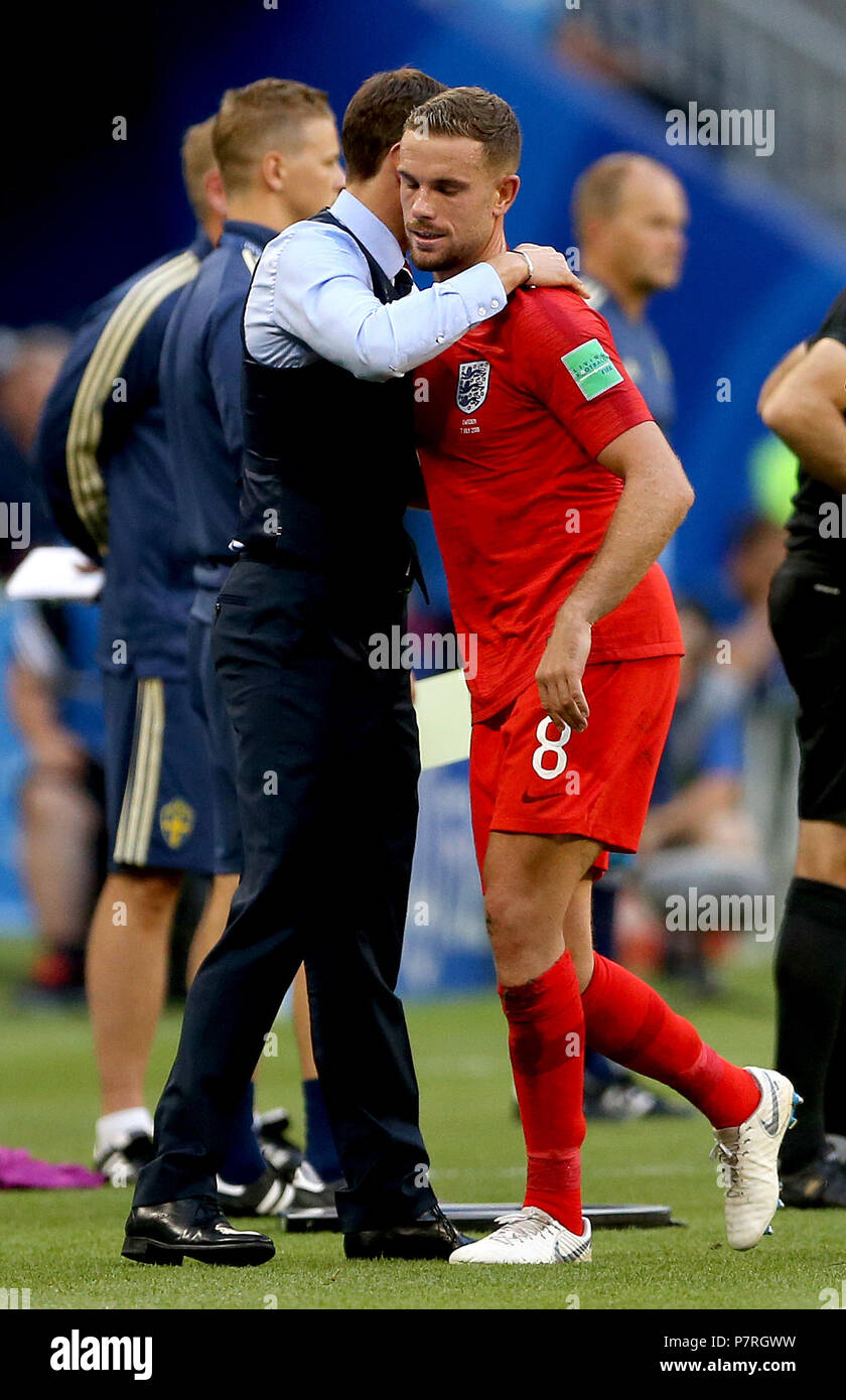 England's Jordan Henderson (right) with England manager Gareth ...