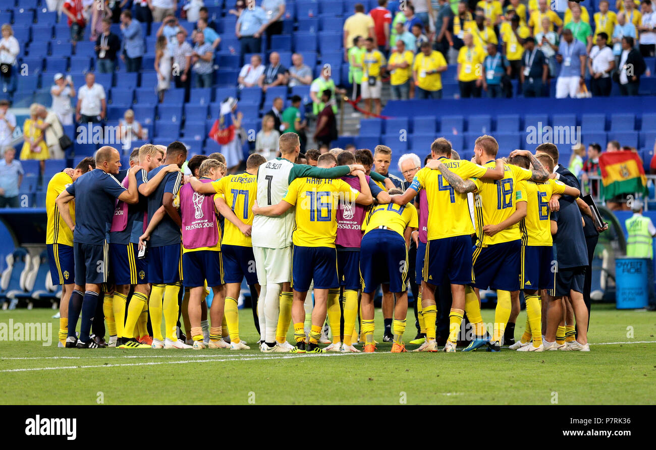 Staff huddle hi-res stock photography and images - Alamy