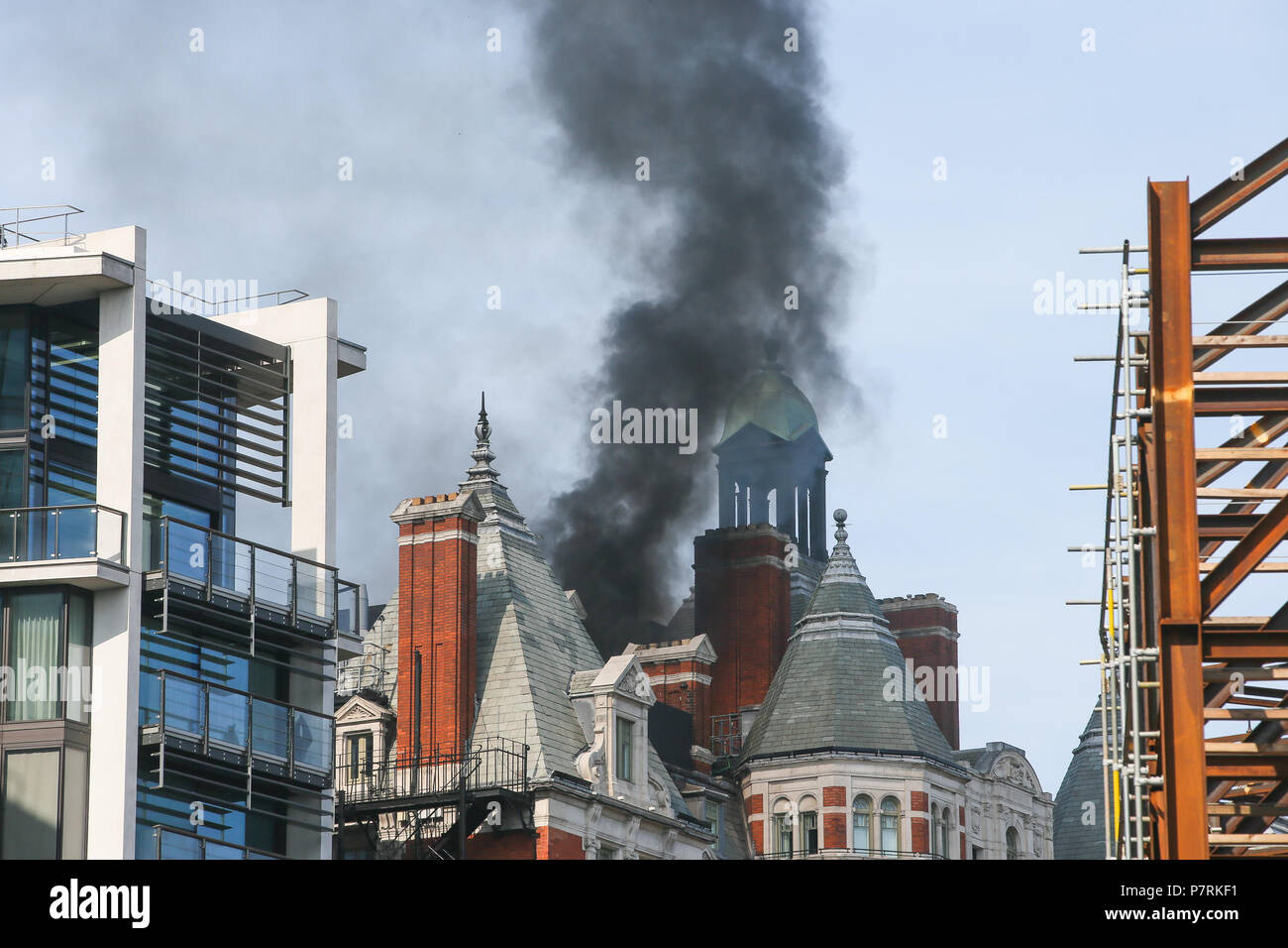 Huge fire seen at the Mandarin Oriental Hotel - London Featuring ...