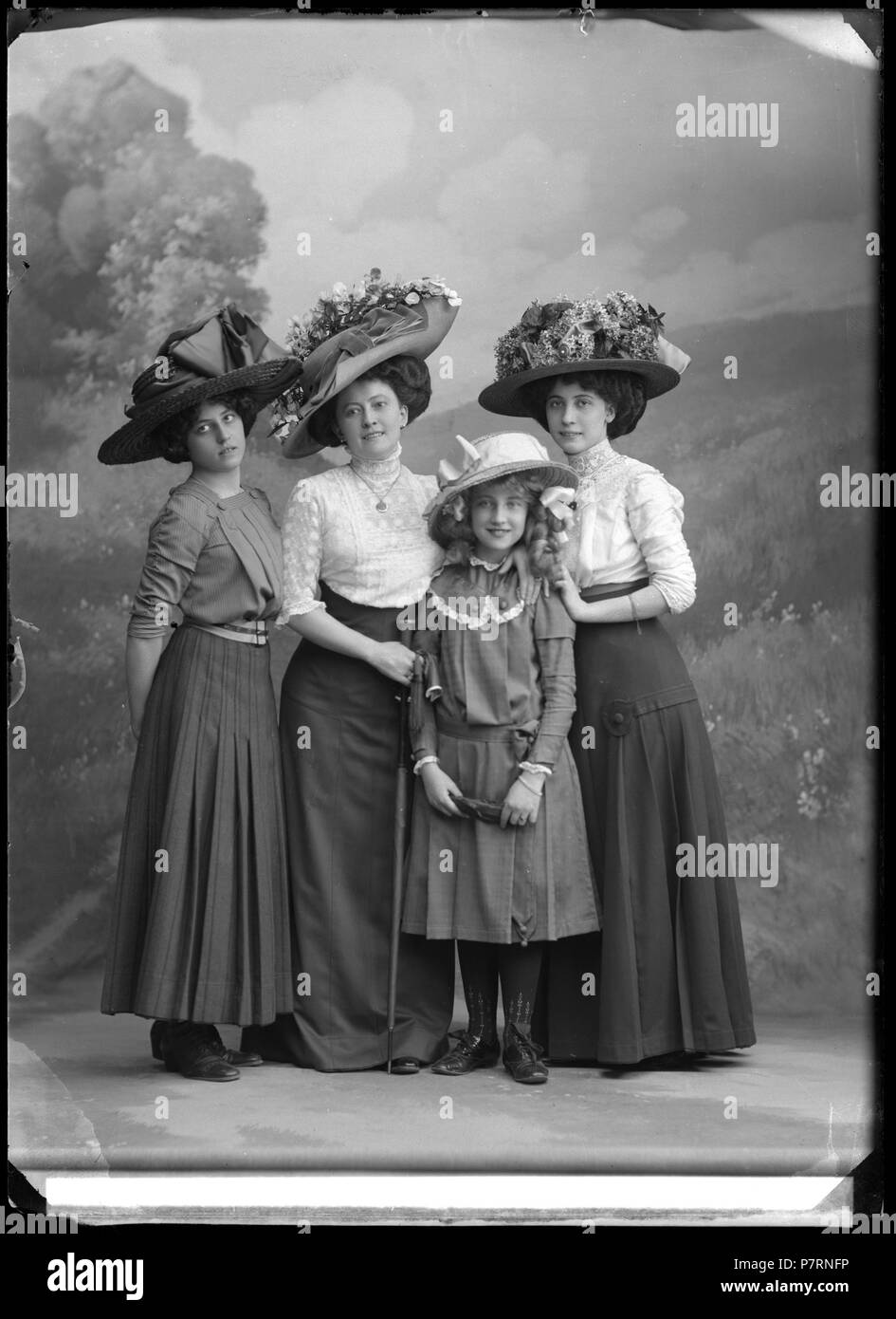 Ebon, Victoria, Greta och Atania Strandin, odaterat porträtt ca 1908 ...