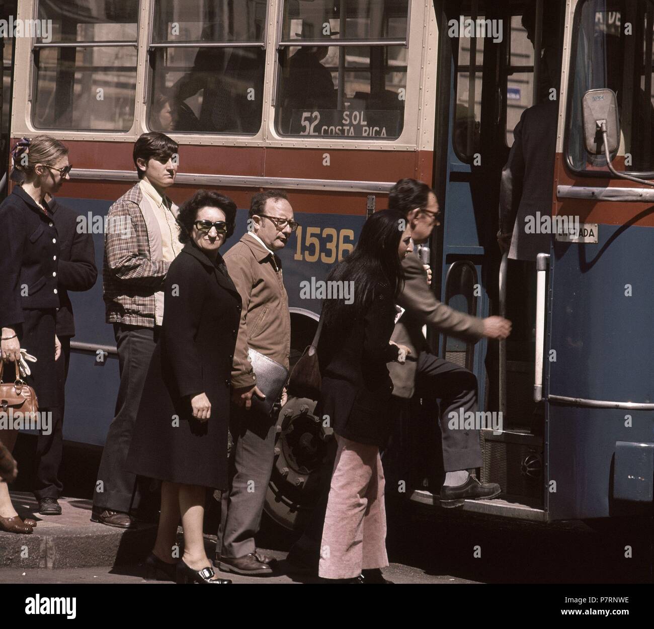 Personas subiendo a un bus hi-res stock photography and images - Alamy