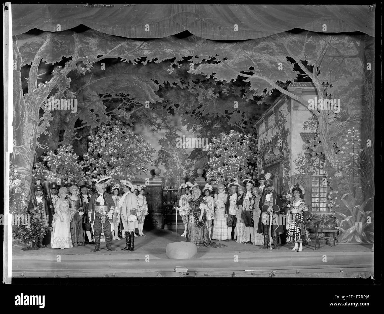 Scen ur akt I av Både hjärta och hand, Östermalmsteatern 1905. Stort ...