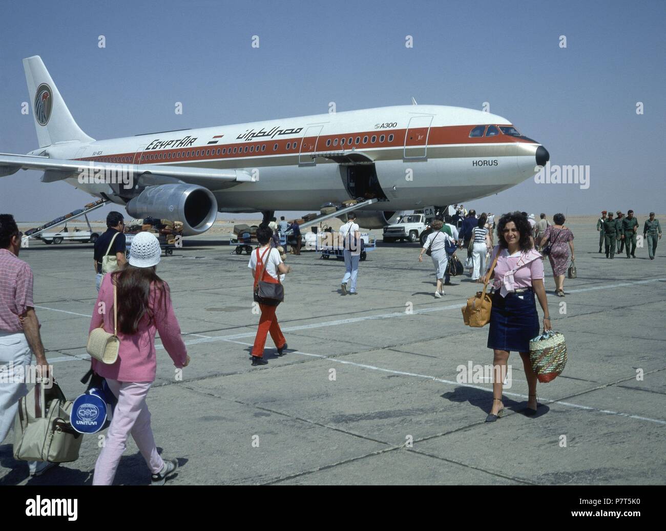 TURISTAS HACIA EL AVION. Location: AEROPUERTO, ABU SIMBEL, EGYPT Stock ...