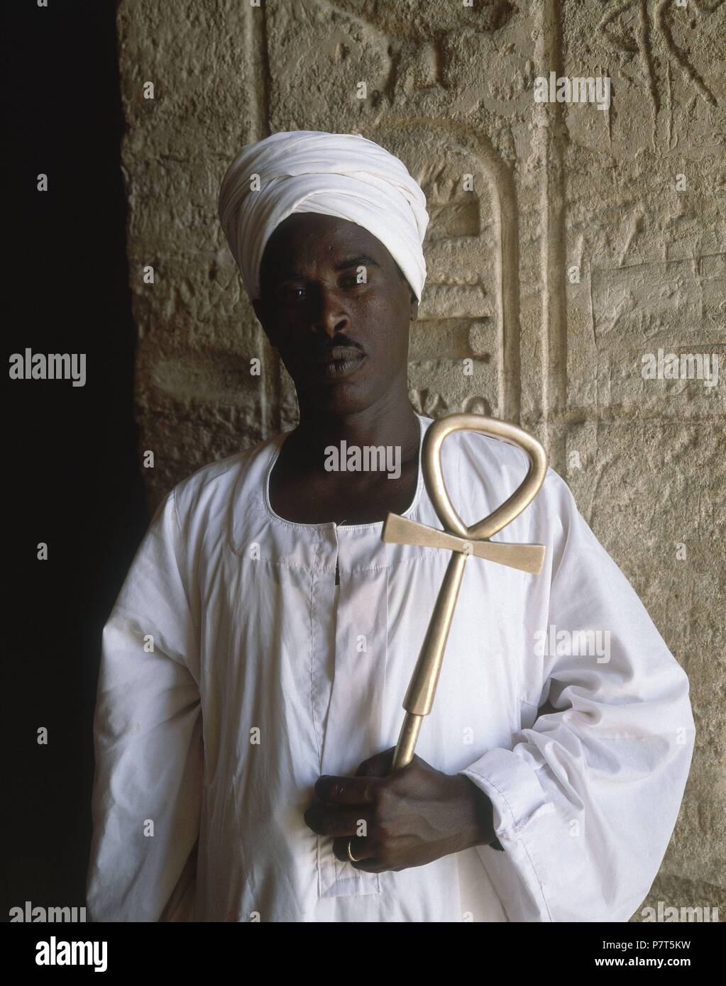 EGIPCIO CON LA LLAVE DE LA VIDA SIMBOLO EGIPCIO DE LA VIDA ETERNA SE ...