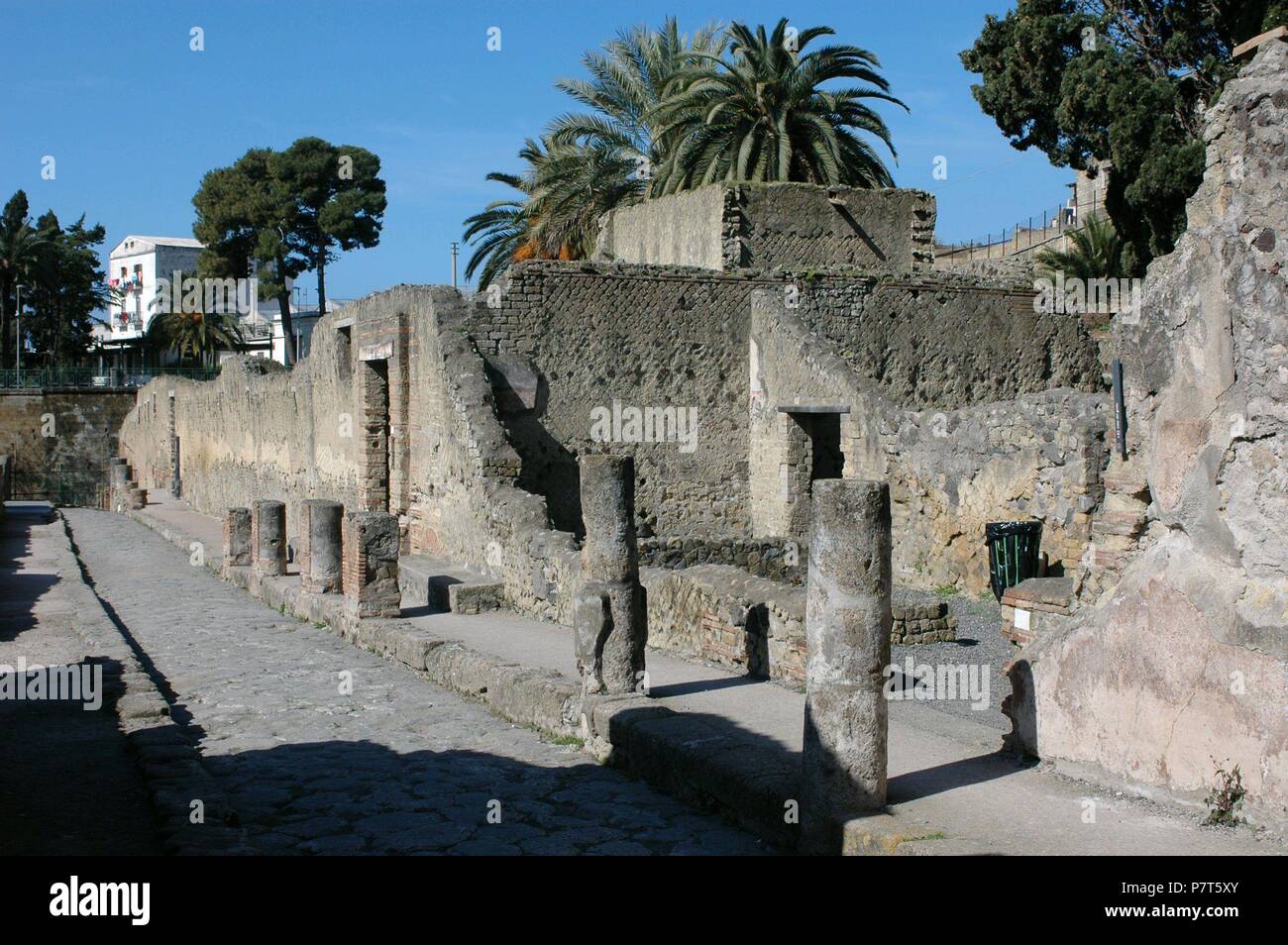Calle romana hi-res stock photography and images - Alamy