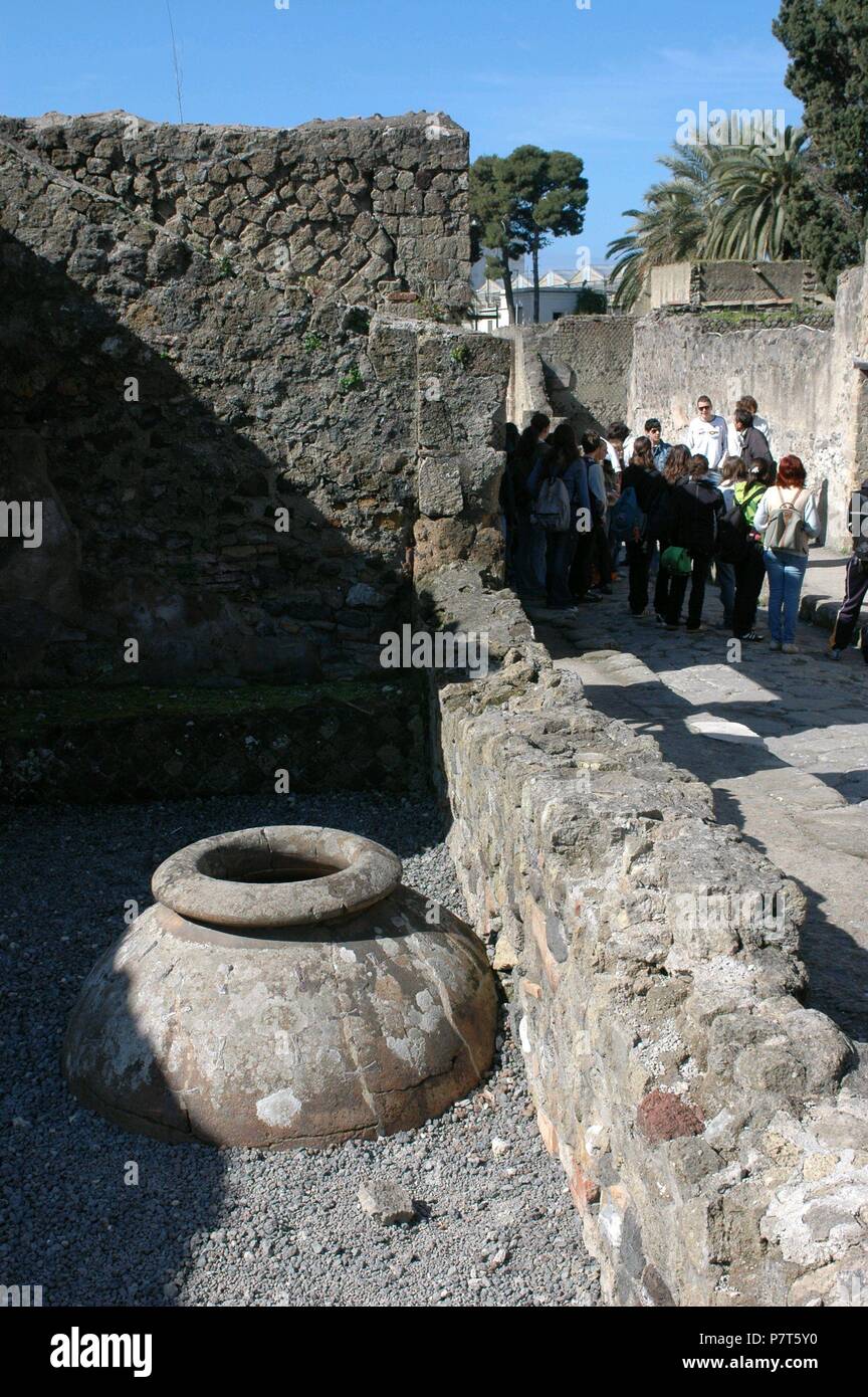 DOLIA O BARRIL DE UN THERMOPOLIA. Location: CIUDAD ROMANA, ITALIA Stock ...